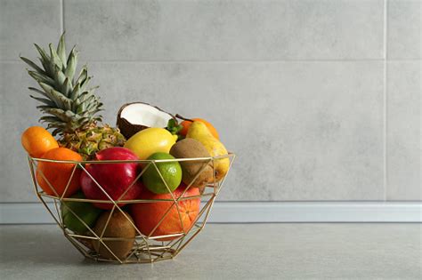 회색 테이블에 다른 잘 익은 과일이있는 금속 바구니 텍스트를 위한 공간 바구니에 대한 스톡 사진 및 기타 이미지 바구니 키위 0명 Istock