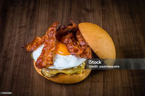 치즈 계란 베이컨 피클을 나무 테이블과 소박한 배경에 얹은 수제 쇠고기 버거 고기에 대한 스톡 사진 및 기타 이미지 고기 굽기 길거리 음식 Istock