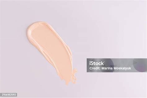 얼굴 메이크업을 위한 액체 샘플 파우더 견본 보편적인 음색 가볍고 섬세한 파우더 구조 파스텔 배경입니다 복사 공간입니다 레이아웃 모형 갈색에 대한 스톡 사진 및 기타 이미지