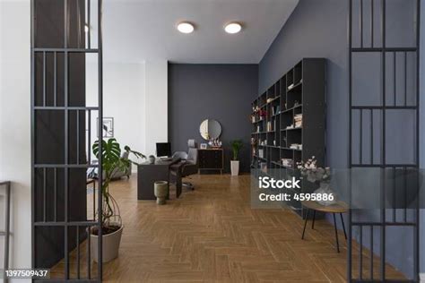 미니멀리스트 현대 인테리어 디자인 중앙에 기둥이있는 흰색 파란색 및 진한 파란색 색상의 스칸디나비아 스타일의 오픈 플랜이있는 거대한 밝은 아파트입니다 주방 공간 사무실 및