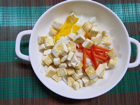 참깨땅콩소스를 뿌린 양배추 두부샐러드