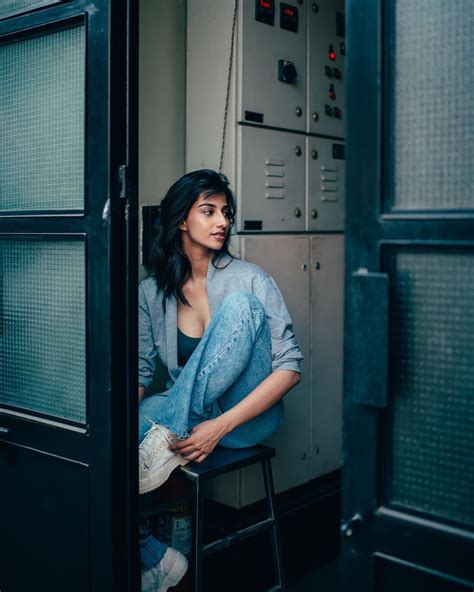 ఇక హద్దులు లేవు హాట్ అందాలతో మీనాక్షి చౌదరి రచ్చ Meenakshi