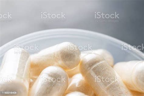 글루코사민 콘드로이틴의 백색 의료 용 캡슐 어두운 배경에 플라스틱 숟가락에 건강 한 보충 알 약 매크로 이미지 개념에 대한 스톡 사진 및 기타 이미지 Istock