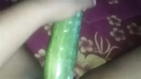 la donna gioca con il cetriolo nella sua figa pompata per schizzare