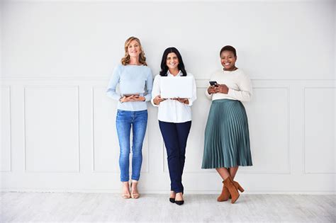 기술 의사 소통 및 다양성으로 미소를 짓는 초상화의 비즈니스 사람들 함께 일하는 팀 행복 기업 여성 그룹 및 네트워킹을 위한 스마트폰과 태블릿이 있는 노트북 약혼 반지에