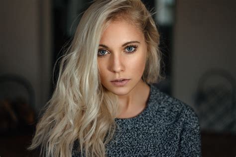 배경 화면 얼굴 여자들 초상화 금발의 긴 머리 유행 사람 수퍼 모델 소녀 아름다움 눈 헤어 스타일