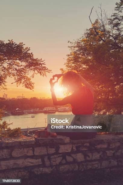 하트 셰이프를 들고 석양일출을 즐기는 여자 가냘픈에 대한 스톡 사진 및 기타 이미지 가냘픈 강 거리 Istock