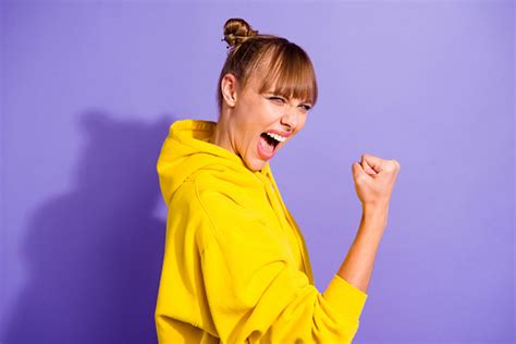 놀라운 아름 다운 갈색 머리의 측면 프로필 사진 그녀 가까이 그 갈색 머리에 대한 스톡 사진 및 기타 이미지 갈색 머리