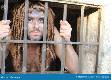 Espeluznante Prisionero En Una Celda Foto De Archivo Imagen De