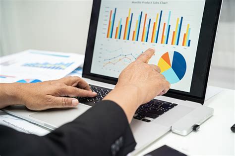 현대 사무실 재무 및 비즈니스 개념에서 차트 그래프 및 계산기로 재무 보고서 프로젝트 회계를 작업하고 분석하는 아시아 회계사 경제에 대한 스톡 사진 및 기타 이미지 Istock