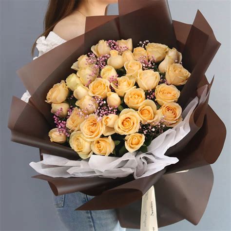 幸福女主角 33支精品香槟玫瑰，搭配适量粉色满天星间插装饰。 全国送货上门优惠价格325元 168鲜花速递网。