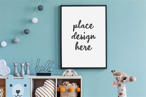 모의 포스터 프레임 장난감 컴모드 및 매달려 면 다채로운 공을 갖춘 세련되고 현대적인 스칸디나비아 베이비 룸 인테리어 파란색 벽 홈 스테이징을 디자인합니다 템플렛 사진