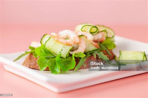 샌드위치 새우 오이 아루굴라를 엽니다 호밀 빵을 곁들인 홈메이드 스모레브로드 핑크 배경 0명에 대한 스톡 사진 및 기타 이미지 Istock