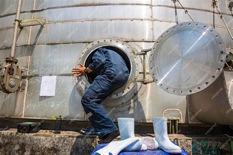 맨홀 탱크 스테인리스 화학 지역 제한된 공간 안전 송풍기 신선한 공기로 남성 프리미엄 사진