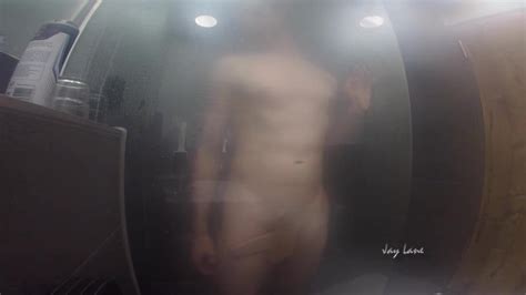 Twink 在热气腾腾的淋浴过程中抽搐并将鸡巴压在玻璃上 Pornhub Gay