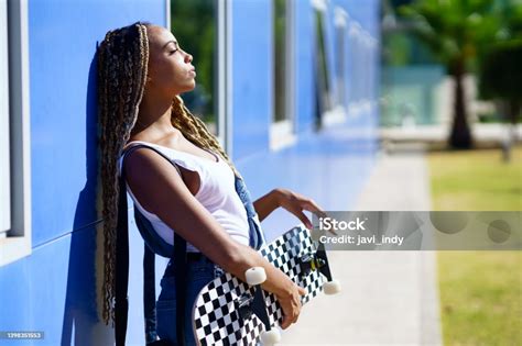 색깔이 많은 머리띠를 가진 흑인 여성 전형적인 아프리카 헤어 스타일 패션에 대한 스톡 사진 및 기타 이미지 패션 땋은 머리