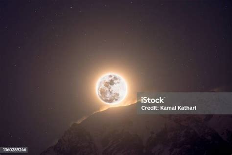 달라이즈와 눈 스핀드리프트 보름한달이 산 꼭대기에서 눈을 걷어차다 0명에 대한 스톡 사진 및 기타 이미지 0명 경관 과학 Istock