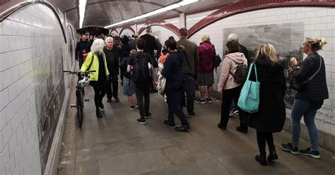 Queue For Queen Lying In State More Than 24 Hours With Warnings Line Near Total Capacity