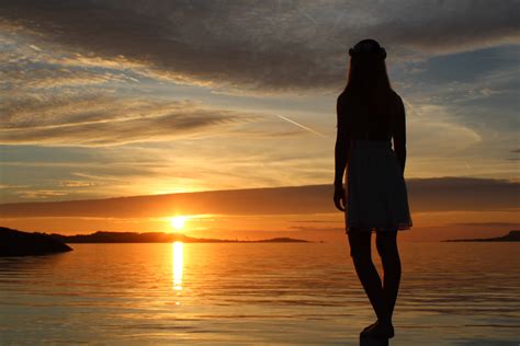 Девушка смотрит на закат в Норвегии обои для рабочего стола картинки