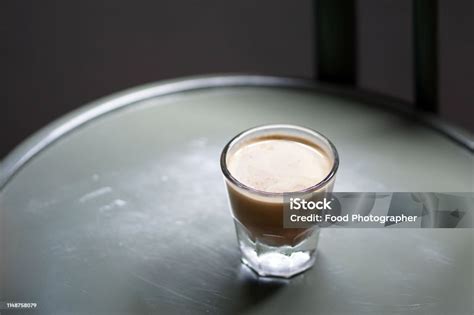 더러운 커피차가운 신선한 우유와 나무 테이블에 섞인 에스프레소 샷 한 잔과 흐린 배경 아침 식사 시간에 적합 합니다 0명에 대한