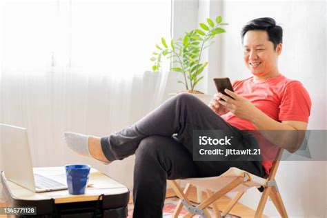 남자는 집에서 일합니다 그는 식탁에 앉아 노트북 컴퓨터를 사용하고 전화로 말합니다 40 44세에 대한 스톡 사진 및 기타 이미지 40 44세 거리가 먼 격리 Istock