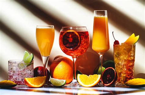 파티를 위한 여름 알코올 칵테일 스파클링 와인 샴페인 진 럼을 곁들인 상쾌한 음료 베이지색 배경 하드 라이트 그림자 패턴 Gin Tonic에 대한 스톡 사진 및 기타 이미지