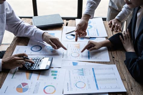 회의실에서 재무 인포 그래픽으로 작업하는 비즈니스 사람들 그룹 3 명에 대한 스톡 사진 및 기타 이미지 3 명 가상현실