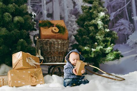 장난 행복 귀여운 작은 아기 전나무 나무 장식된 숲에서 운송 및 선물 상자 크리스마스 좋은 분위기 새 해입니다 라이프 스타일 가족 및 관계 개념입니다 2018년에 대한 스톡