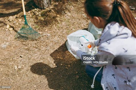캐주얼 옷 녹색 배경에 공원에서 쓰레기 봉투에 쓰레기를 청소 장갑에에서 젊은 여자를 잘립니다 환경 오염 문제입니다 자연 쓰레기 환경 보호 개념을 중지 합니다 가방에 대한