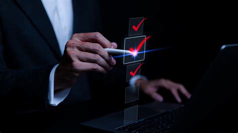 사업가가 체크리스트에 빨간색 체크 표시로 표시 온라인 체크리스트 설문 조사 디지털 양식 체크리스트 작성 평가 설문지 평가 온라인 설문 조사 온라인 시험을 치르십시오 개념에