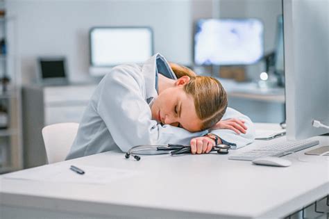 스트레스 소진 및 우울증 불안 및 피곤한 문제가있는 의료 사무실에서 잠자는 의사 슬픈 여성 좌절 한 의료 종사자 및 고통 위기