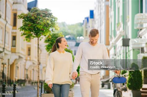 거리를 따라 달리는 자전거와 함께 웃고있는 여자와 남자 걷기에 대한 스톡 사진 및 기타 이미지 걷기 도시 젊은 커플 Istock