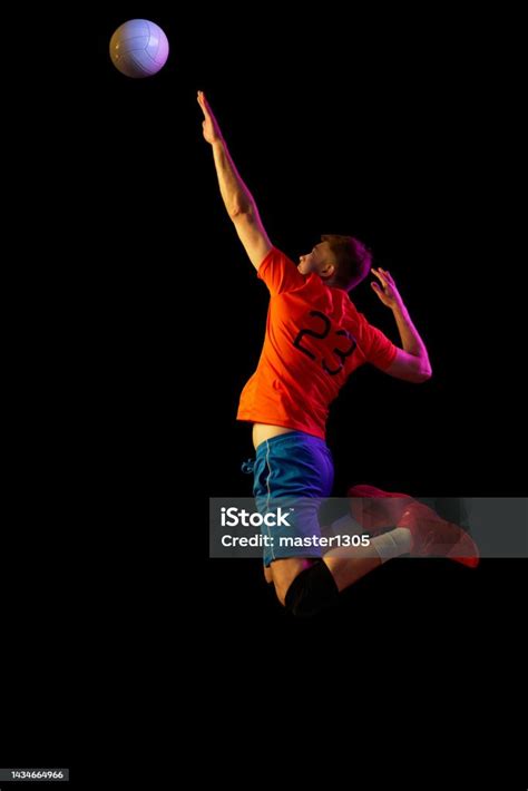 어두운 배경에 고립 된 공으로 스포츠 유니폼 훈련을하는 남성 프로 배구 선수 스포츠 힘 행동 건강한 라이프 스타일 팀 스포츠