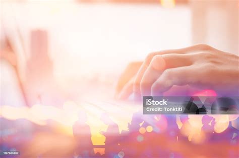 키보드 노트북을 사용 하 여 여자 손 이중 노출 블러 보케 도시 사람들이 스마트폰 추상적 배경을 사용 하 고 있습니다 기술 비즈니스 및 여행 모험 개념 빈티지 톤 필터 효과