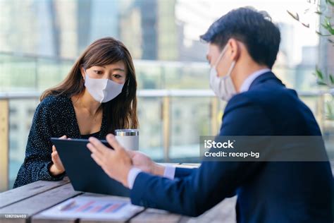 질병 예방을 위한 보호 얼굴 마스크가 있는 야외 카페에서 비즈니스 미팅을 하는 사업가와 사업가 보호 마스크에 대한 스톡 사진 및 기타 이미지 Istock