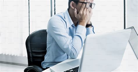 사무실에서 노트북을 사용하는 진지한 사업가 사업 분석 계획 및 솔루션 목표 전략 개념 사진 Unsplash의 사진술 이미지