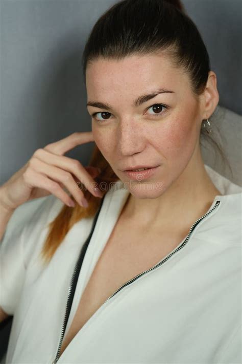 Retrato De Una Joven Linda Chica Con El Pelo Largo Y Rojo Imagen De