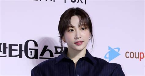 포토 안희연 우아하게 허리에 손