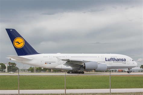 Lufthansa Airbus A 380 800 | Flugzeug, Fliegerei, Flughafen