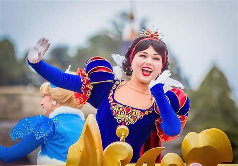 Mickeys Dazzling Christmas Parade Disneyland Paris Weihnachtsparade