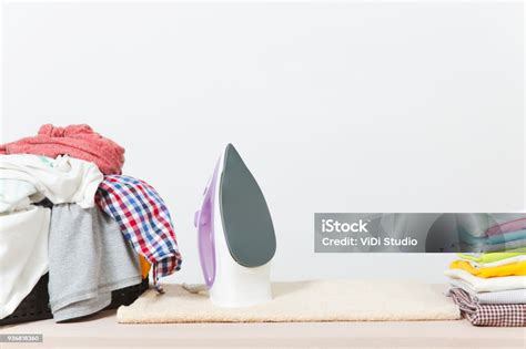 가까이 세탁 세척 화려한 옷을 다림 질 다리미 다림 질 보드 흰색 배경에 고립 된 가족 의류 가사 개념입니다 광고에 대 한 공간을 복사 합니다 와 텍스트에 대 한 장소