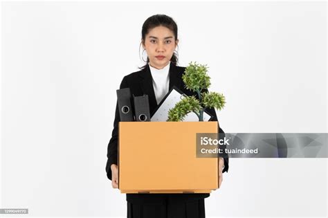 해고 젊은 아시아 사업가 는 흰색 고립 된 배경에 개인 소지품 상자를 들고 정장에 해고 실업 실패 및 해고 개념 Great Depression에 대한 스톡 사진 및 기타