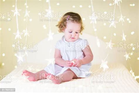 귀여운 유아 여자아이 게임하기 크리스마스 조명 인명별 침대 1개 겨울에 대한 스톡 사진 및 기타 이미지 겨울 곱슬 머리 공휴일 Istock