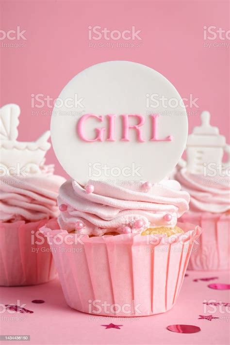 분홍색 배경에 크림과 토퍼를 가진 소녀를 위한 아름답게 꾸며진 베이비 샤워 컵케이크 컵케이크에 대한 스톡 사진 및 기타 이미지