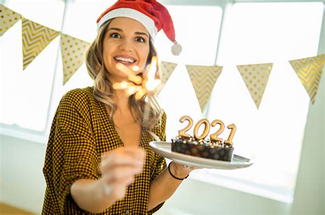 집에서 크리스마스를 축하하는 젊은 여성 숫자 2020 모양의 조명 촛불와 스파클러와 초콜릿 케이크를 들고 12월에 대한 스톡 사진 및 기타 이미지 Istock