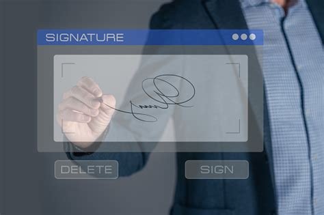 가상 화면에 전자 서명을 쓰는 서 있는 남자 계약서 비즈니스 계약에 서명하십시오 경영자에 대한 스톡 사진 및 기타 이미지 경영자 구름 남자 사업가 Istock