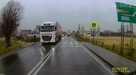 Благодарен дедо поминува на пешачки премин Мотика