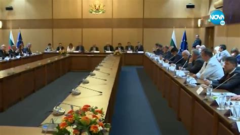 ВЛАСТТА НА КРАК ПРЕДИ ВОТА Премиерът събра областните управители в Бояна Nova