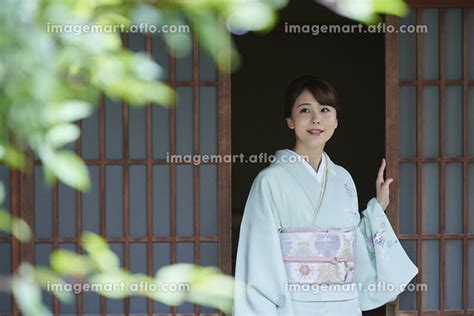 着物を着た日本人女性の写真素材 129485797 イメージマート