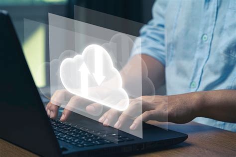 가상 클라우드 및 기술 아이콘 랩톱 컴퓨터를 사용하여 클라우드 컴퓨팅 시스템을 통해 작업을 제어하는 사업가 디지털 화면에 대한